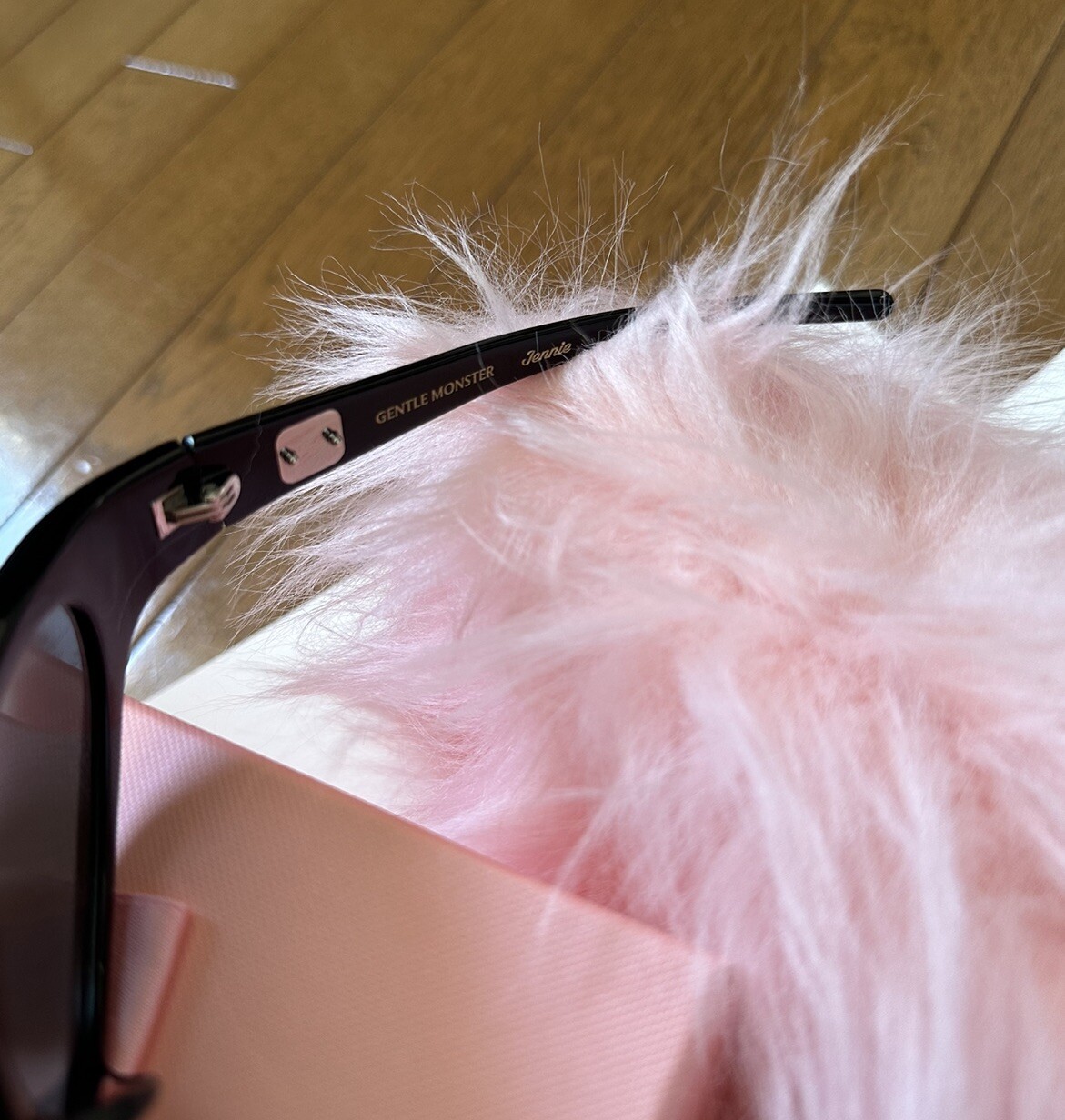 Gentle Monster x Jennie Jentle Salon Donut Bun 01 Black Gray w Pink ...