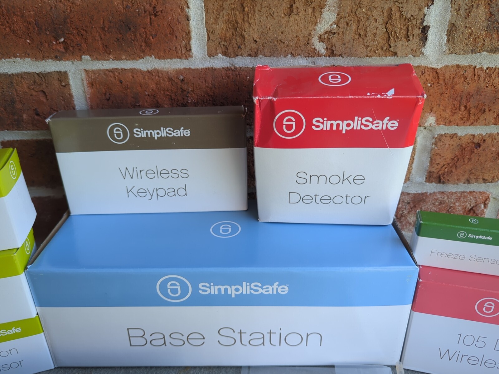 SimpliSafe 17 Piece Wireless Home Security System Base Station Smoke ...