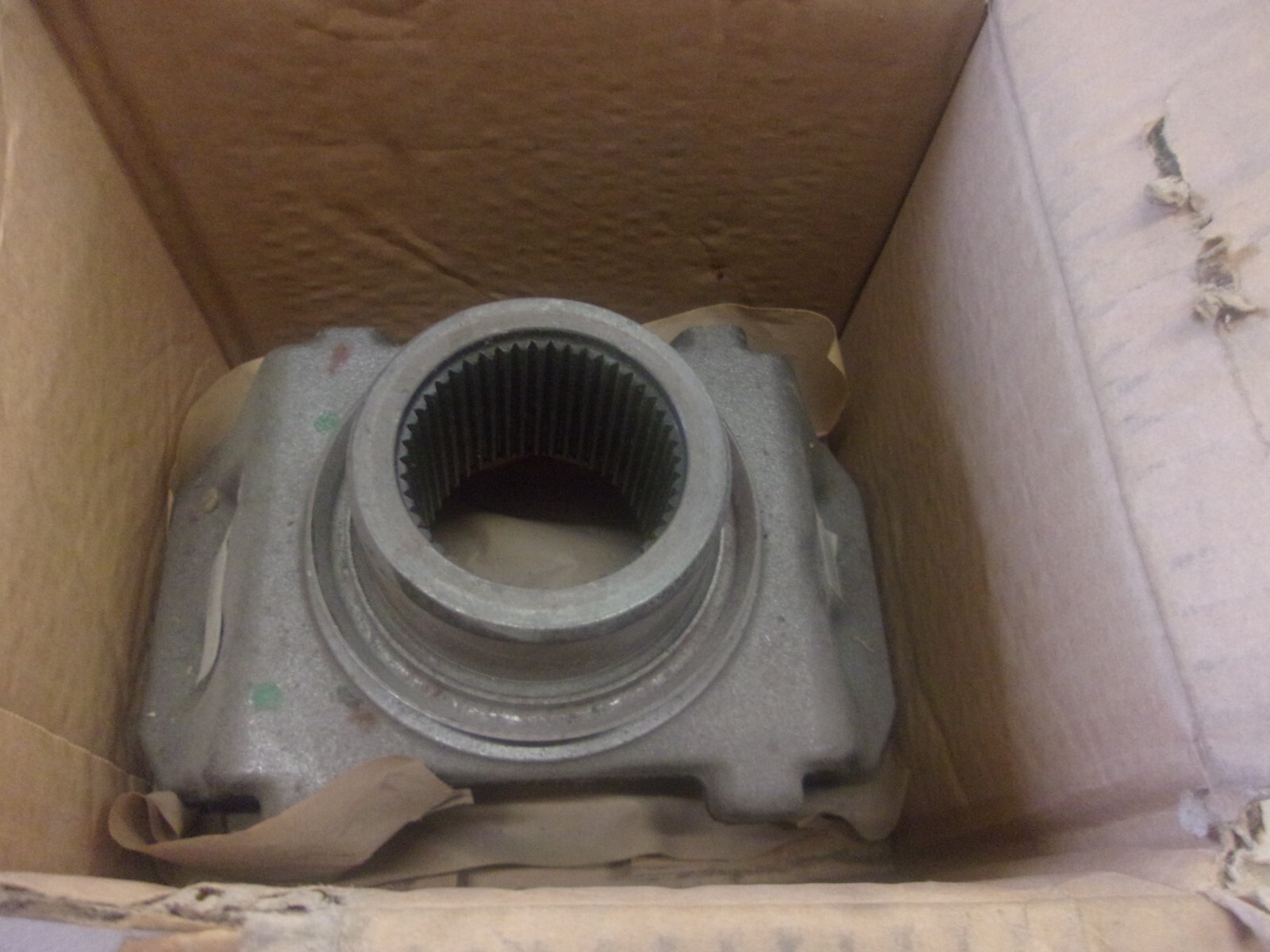 DetroIT Axle 6813500344 Yoke 1810 Input W/O PARK BRAKE | eBay