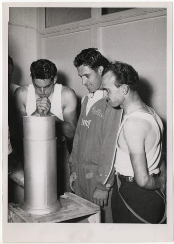 Les cyclistes français Jean Forestier, Antonin Rolland et Jean Robic ...