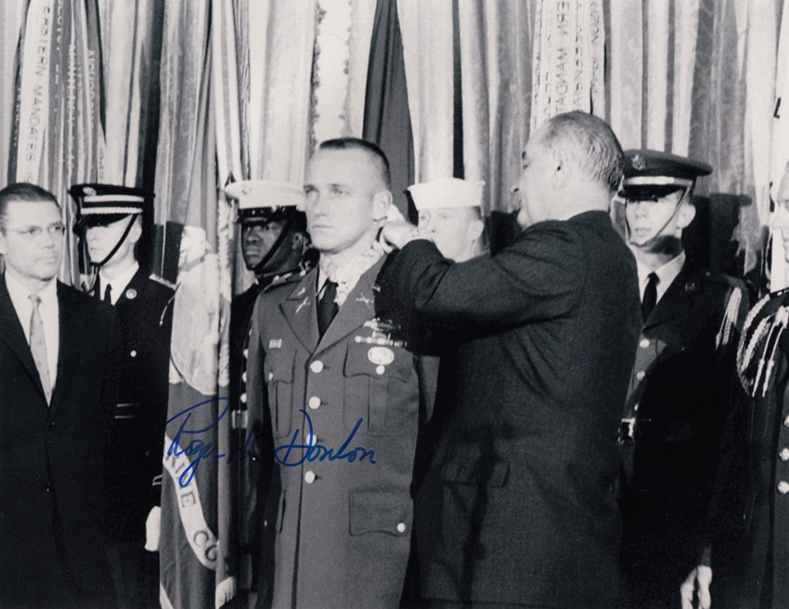 Col. Roger Donlon Medal of Honor Special Forces Vietnam SIGNED 8x10 ...
