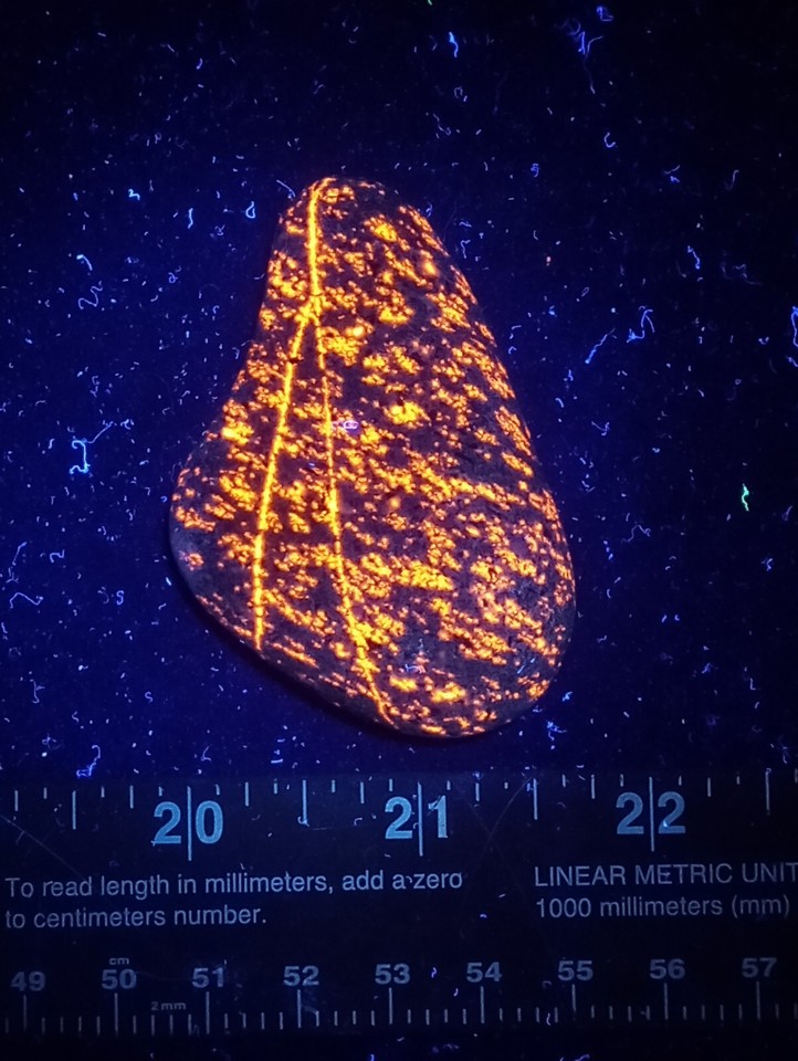 Bright Yooperlite Rock 3.2 oz. Florescent Sodalite Stone Lake Michigan ...