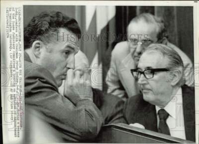 1974 Press Photo Paul Sarbanes and Peter Rodino confer at Judiciary ...