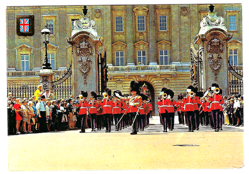 THE QUEEN'S GUARDS PARADE, LONDON coloured postcard c1970s | eBay Australia
