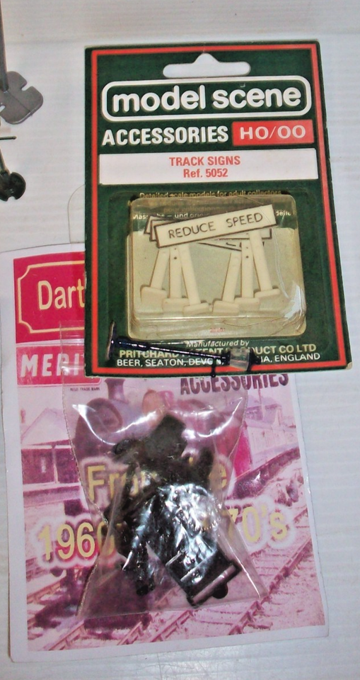 9 + BOXES MERIT MASTER MODELS OO GAUGE ANIMAL LAMPS SIGNS & FIGURES ETC ...