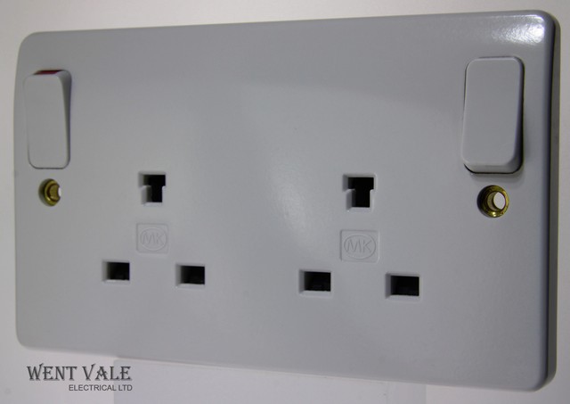 13a Non Standard Socket Twin 2 Gang 't' Shape Earth Pin DP 13 Amp MK ...