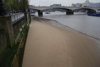 Photo 6x4 A beach on the banks of the Thames east of Waterloo Bridge ...