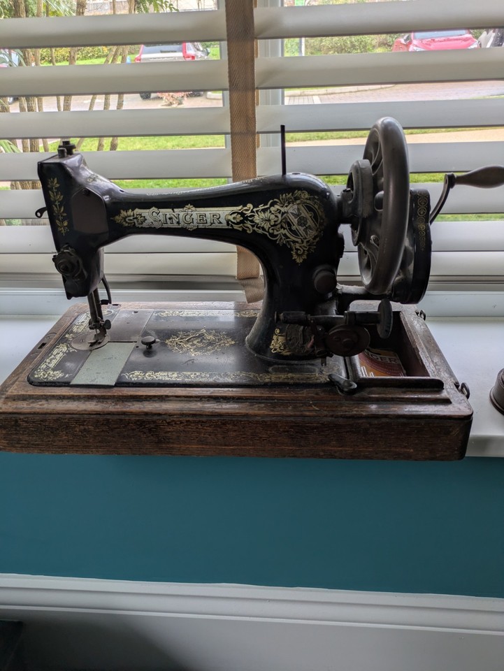 Vintage Turn Singer Sewing Machine with Wooden Cover Sewing Machine ...