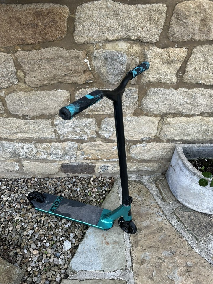 Blunt Envy Colt S4 scooter in teal green. Good condition. Lightly ...