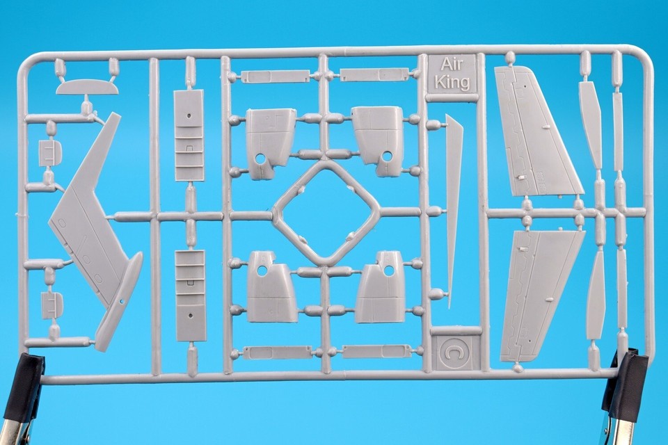 Beechcraft UC/TC-12B "Huron" (Plastic model kit) 1/72 AA Models 7240 | eBay