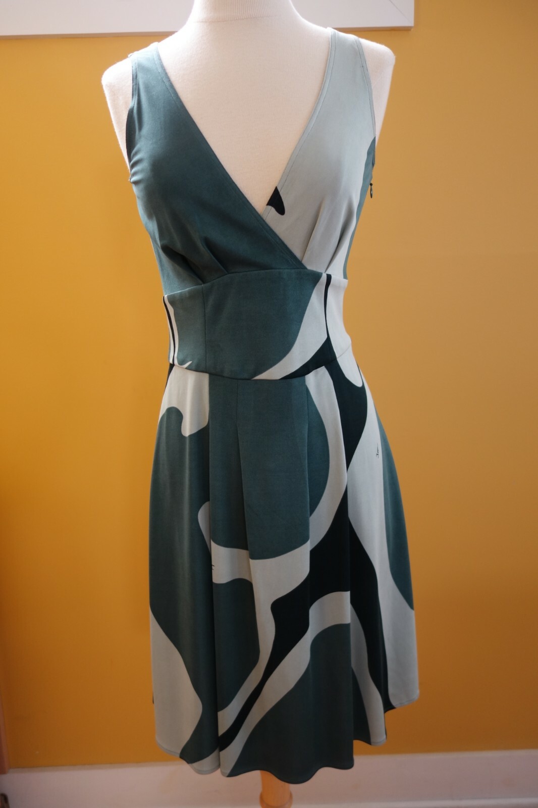 ISSA London dress in green and black abstract print size 2 100% silk ...