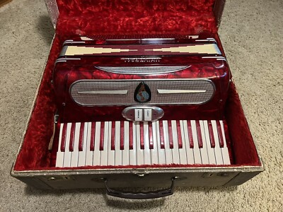 Universal Accordion Vintage, includes case. Great Shape! Sounds Great ...