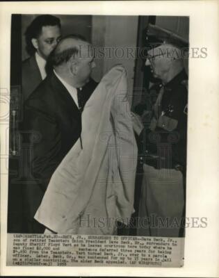 1958 Press Photo Dave Beck Jr. surrenders to Sheriff Floyd Vert in ...