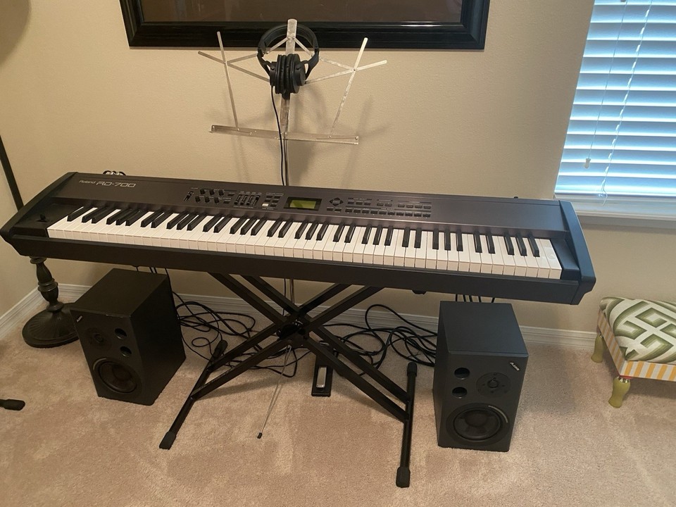 Roland RD-700 Professional Stage Piano 88 Keys With Seat, Speakers ...