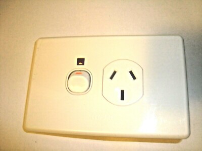 Clipsal C2000 SINGLE Powerpoint10A 250V with RED Indicator, white ...