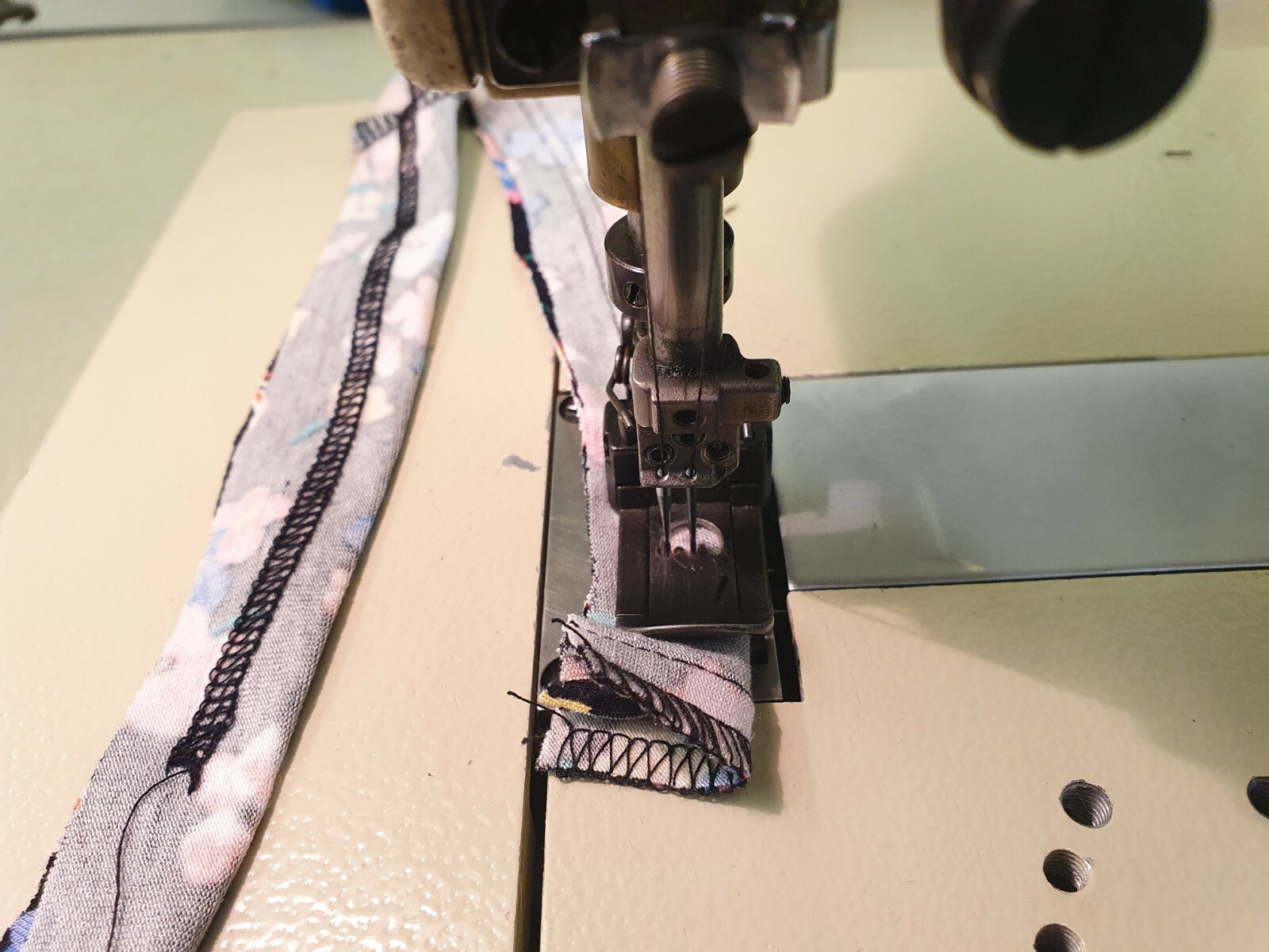 Yamato VF 2503-148M 2 Needle 5 Thread Coverstitch Industrial Sewing ...