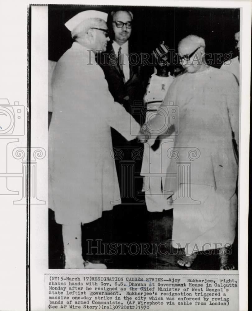 1970 Press Photo Ajoy Mukherjee greets Governor S.S. Dhawan in Calcutta ...