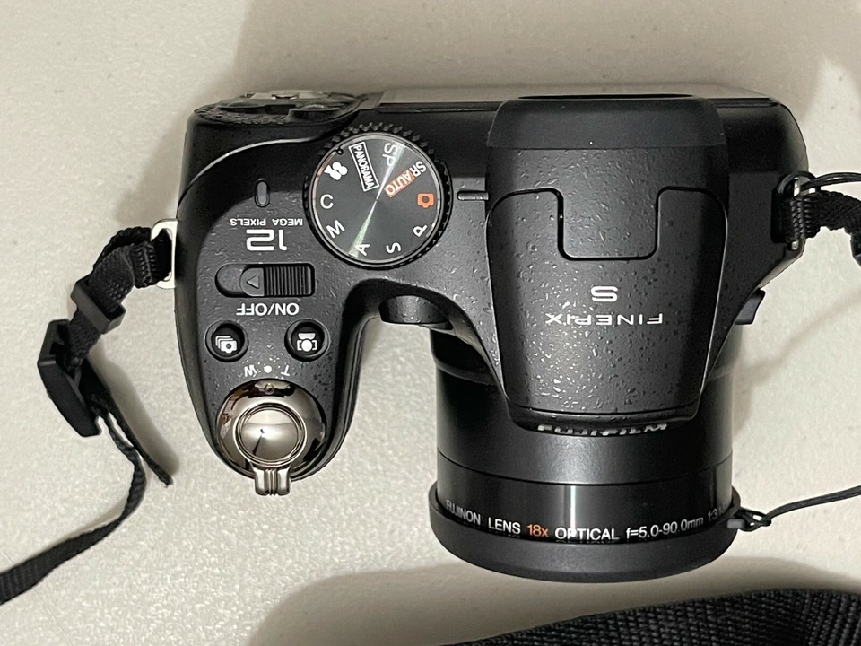 Fujifilm FinePix S Serie S1800 12.2MP Digital Camera 18x Wide Angle ...