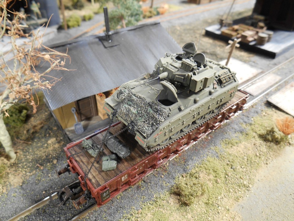 HO Roco Minitank US Army M2 IFV Bradley #A2088.Railway Car Hand Painted ...