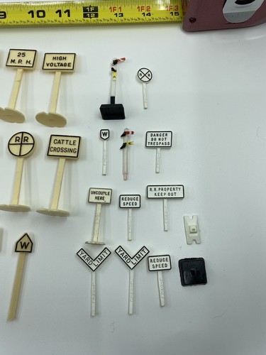 LIONEL MODEL TRAIN LOT 30 VINTAGE RR RAILROAD SIGNS PLASTIC ROAD/TRACK ...