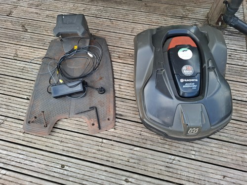 Husqvarna 450X Robotic Lawnmower Automower c/w Charging Dock (Spares or ...
