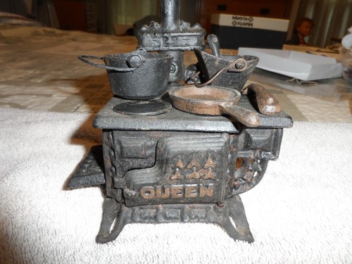 QUEEN Miniature Salesman Sample Size Cast Iron Stove w/ Accessories ...
