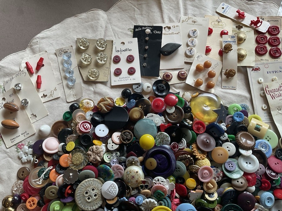 6 # Mixed Lot Vintage to Mod. Buttons: Glass, Metal ,VI, Shell ...