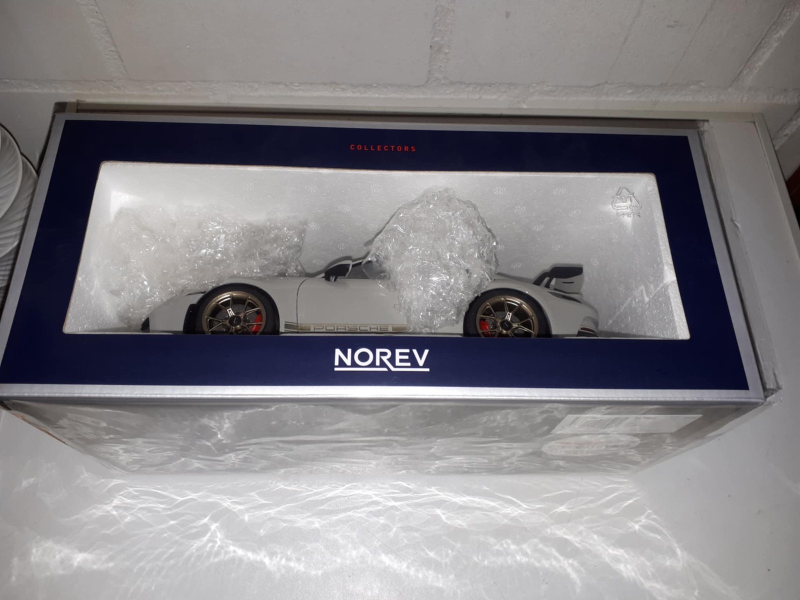 1/18 Norev Porsche 911/992.1 GT3, chalk grey, goldene Felgen/Streifen ...