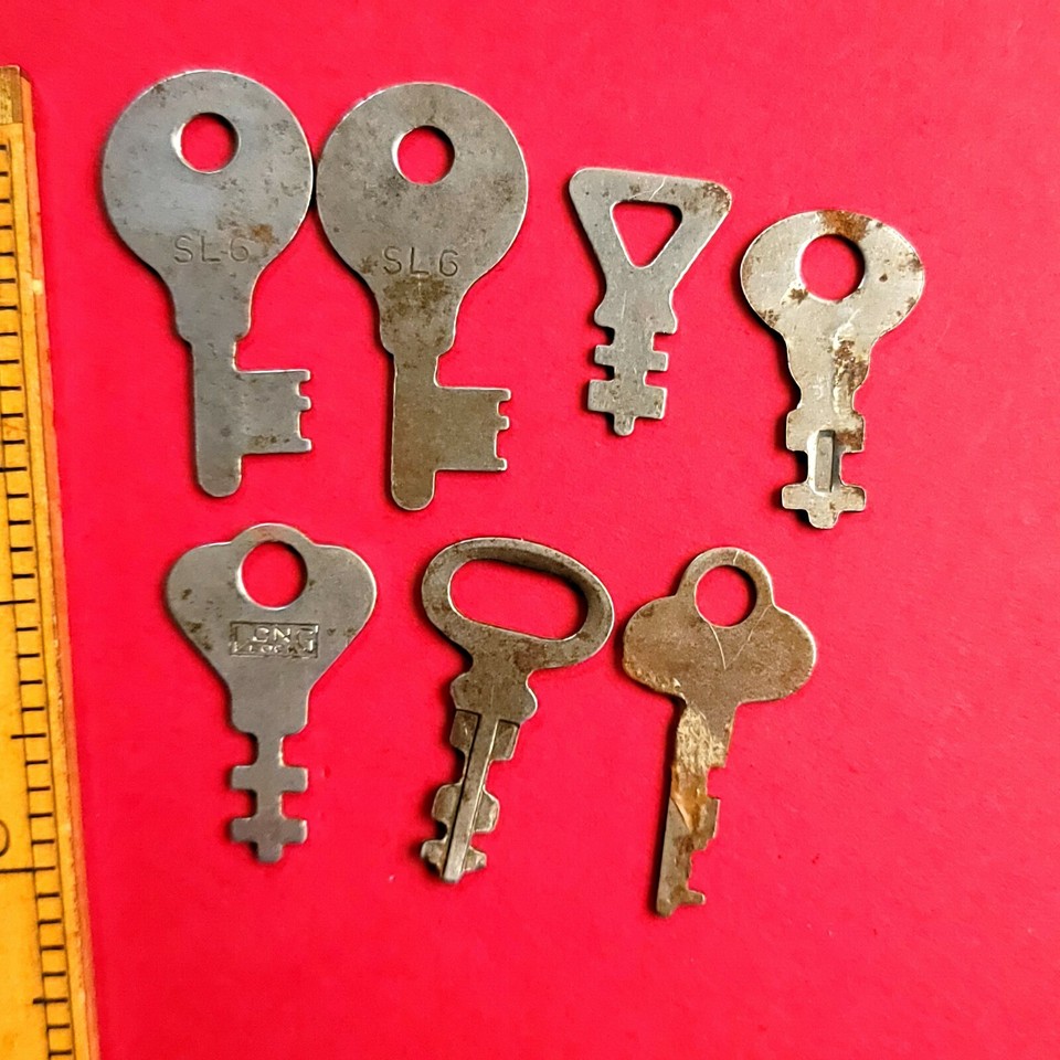 Lot of 7 Vintage Flat Keys on Keyring (2) SL6, P'Burg & Misc Old Keys ...