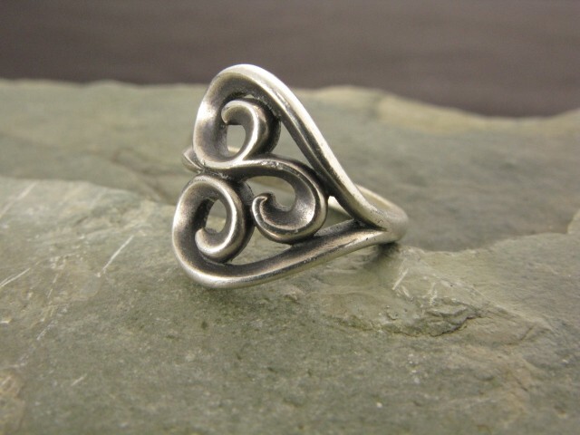 RETIRED JAMES AVERY STERLING SILVER SCROLL HEART RING… - Gem