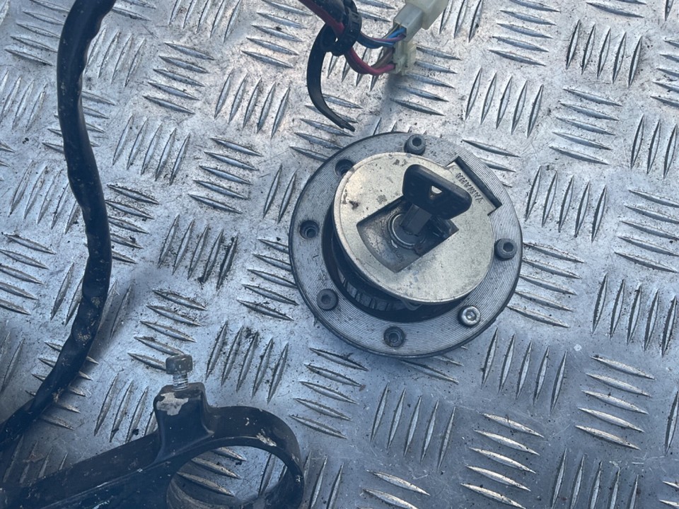 YAMAHA R1 4XV LOCK SET TOP YOKE IGNITION AND KEY FUEL CAP AND KEY | eBay UK