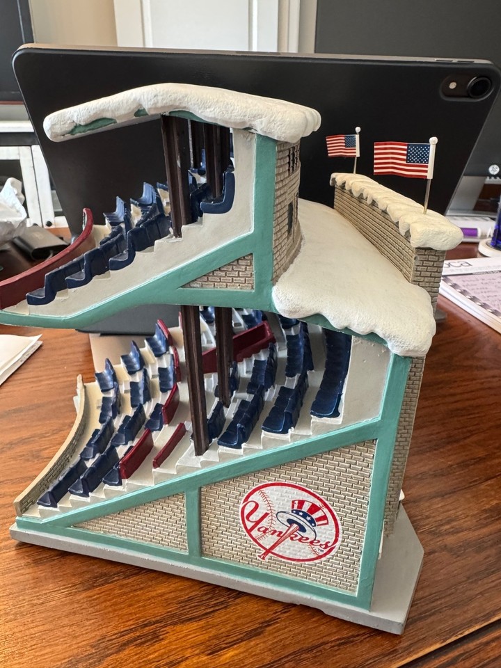 Hawthorne Village New York Yankees Christmas Village A6715 Yankee ...