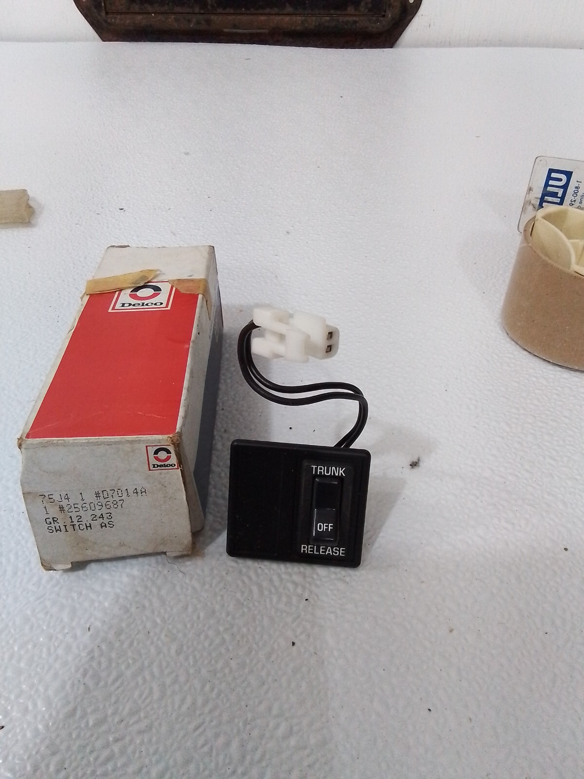 GENUINE GM 25609687 TRUNK RELEASE SWITCH BUICK CHEVY OLDS | eBay