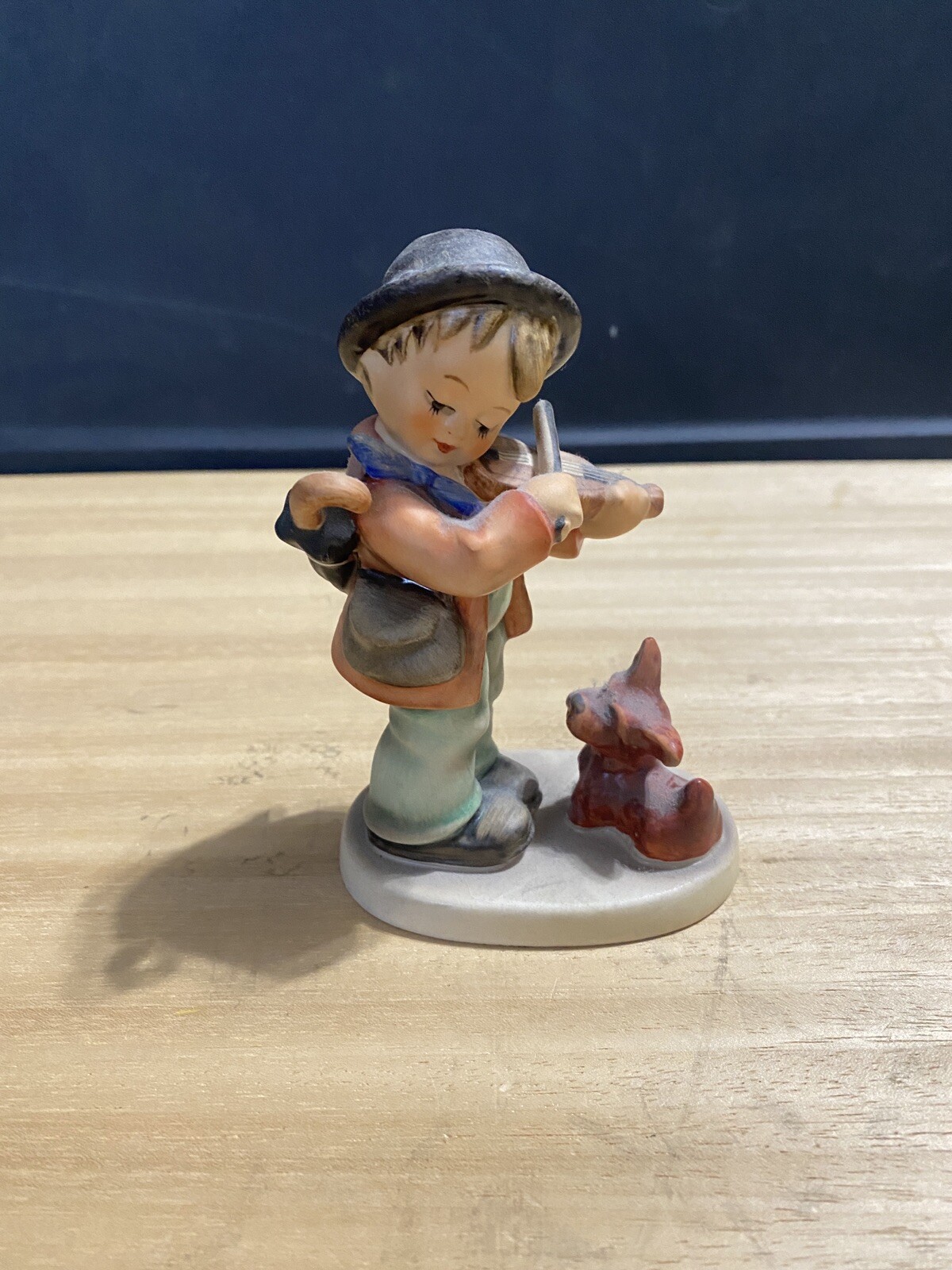 GOEBEL HUMMEL ' PUPPY LOVE' BOY PLAYS VIOLIN | Grelly UK