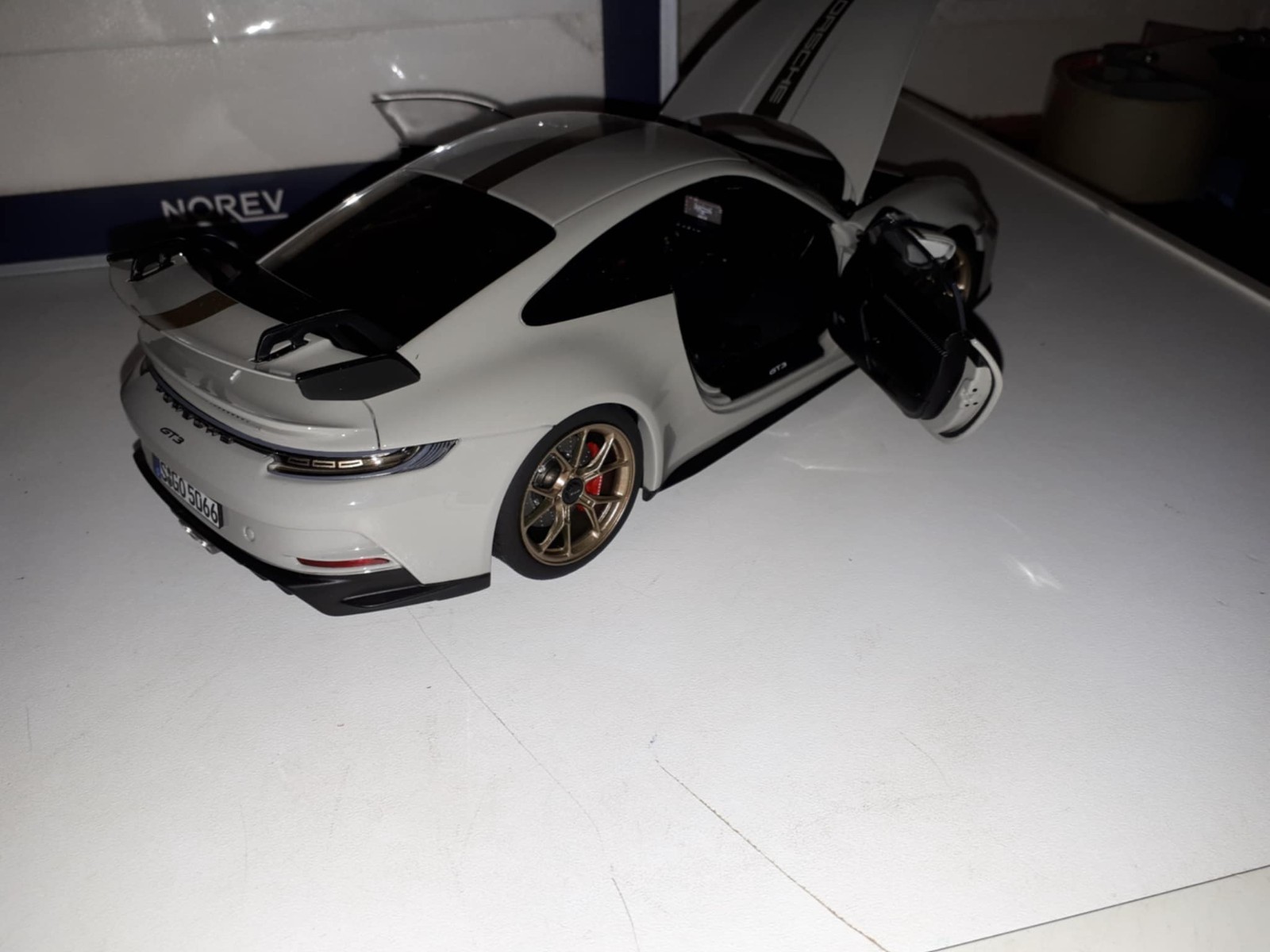 1/18 Norev Porsche 911/992.1 GT3, chalk grey, goldene Felgen/Streifen ...