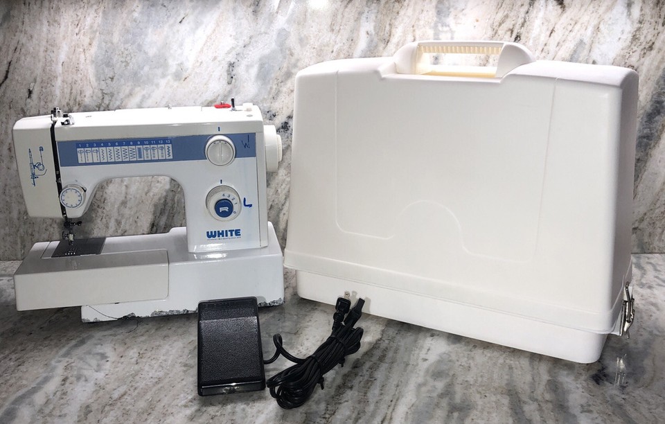 Vintage White Sewing Machine Model 1418 With Hard Case & Foot Pedal ...