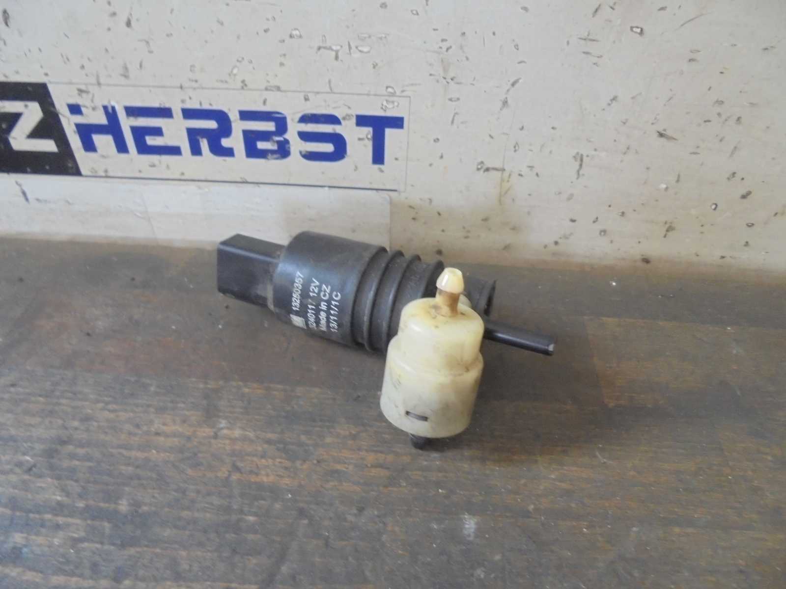windscreen washer pump Vauxhall Astra J 13250357 1.4 74kW A14XER 144139 ...