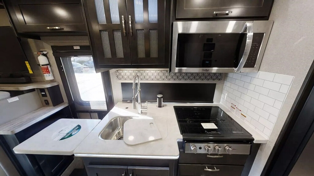 2021 Dynamax Isata 5 Series 28SS Class C Motorhome 28' Sleeps 6 Diesel ...