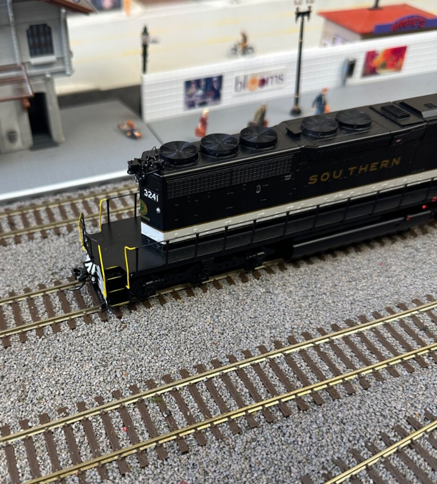 Athearn Train 95213 HO Scale Southern Railway SD40-2 Diesel Locomotive ...