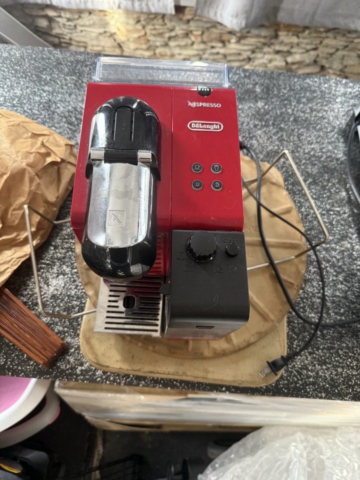 DeLonghi RED Nespresso Lattissima + Latte, Cappuccino &Espresso Machine ...