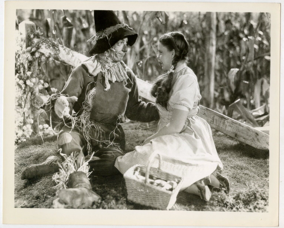 Ray Bolger E Judy Garland Ray Bolger, Renowned For His Portrayal Of