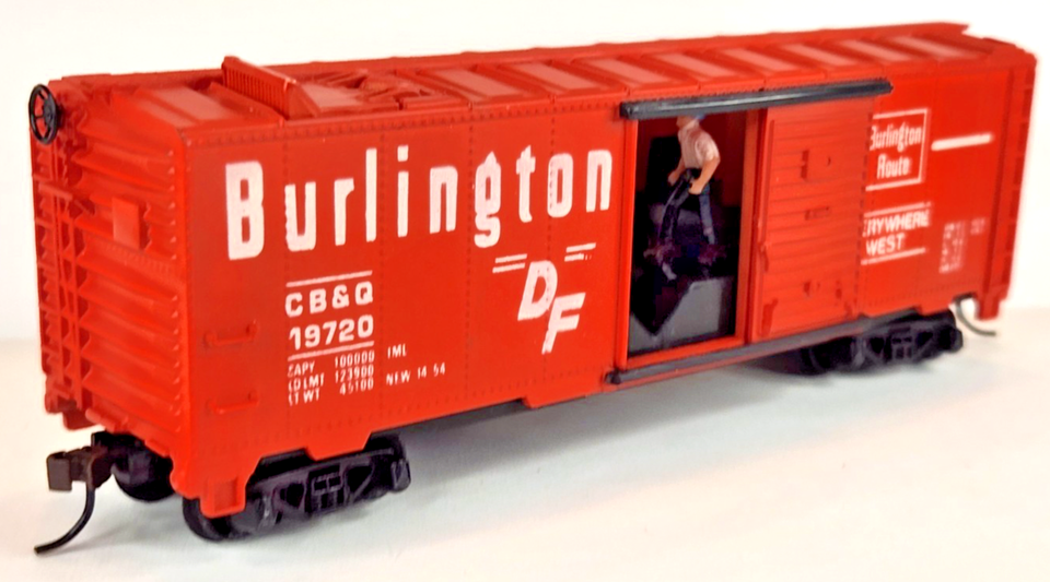 HO Scale Tyco #930 Freight Unloading Boxcar (Unloads Crates by Remote ...