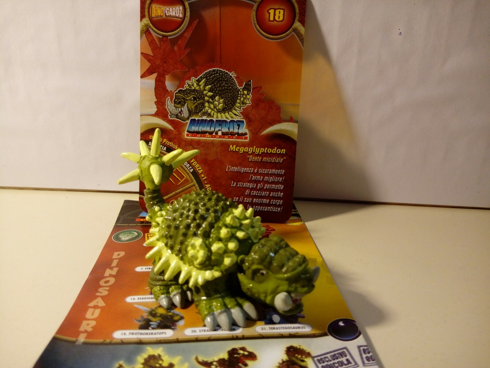 Personaggio MEGAGLYPTODON N° 18 Dinofroz Combact 3ª Serie con Card e ...