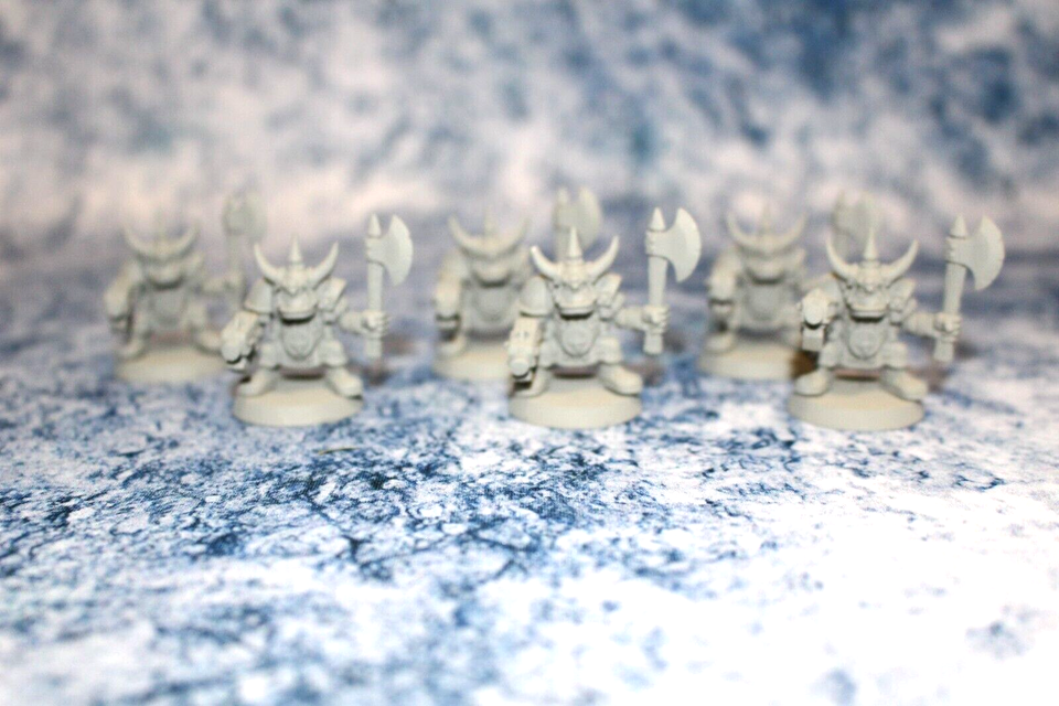 Vintage 2E Warhammer 40K Ork Goff unpainted with Axes plastic - READ ...