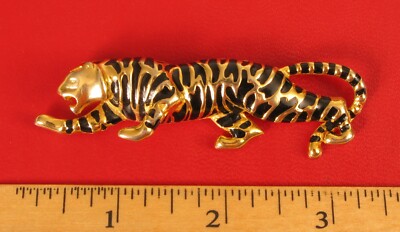 CLASSY VINTAGE GOLD TONE CROUCHING TIGER ON THE HUNT BROOCH PIN FLASHY ...