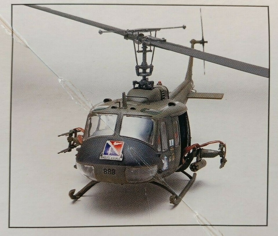 REVELL ~ UH-1D HUEY GUNSHIP 1:32 SCALE MODEL KIT 85-5536 SEALED BOX ...