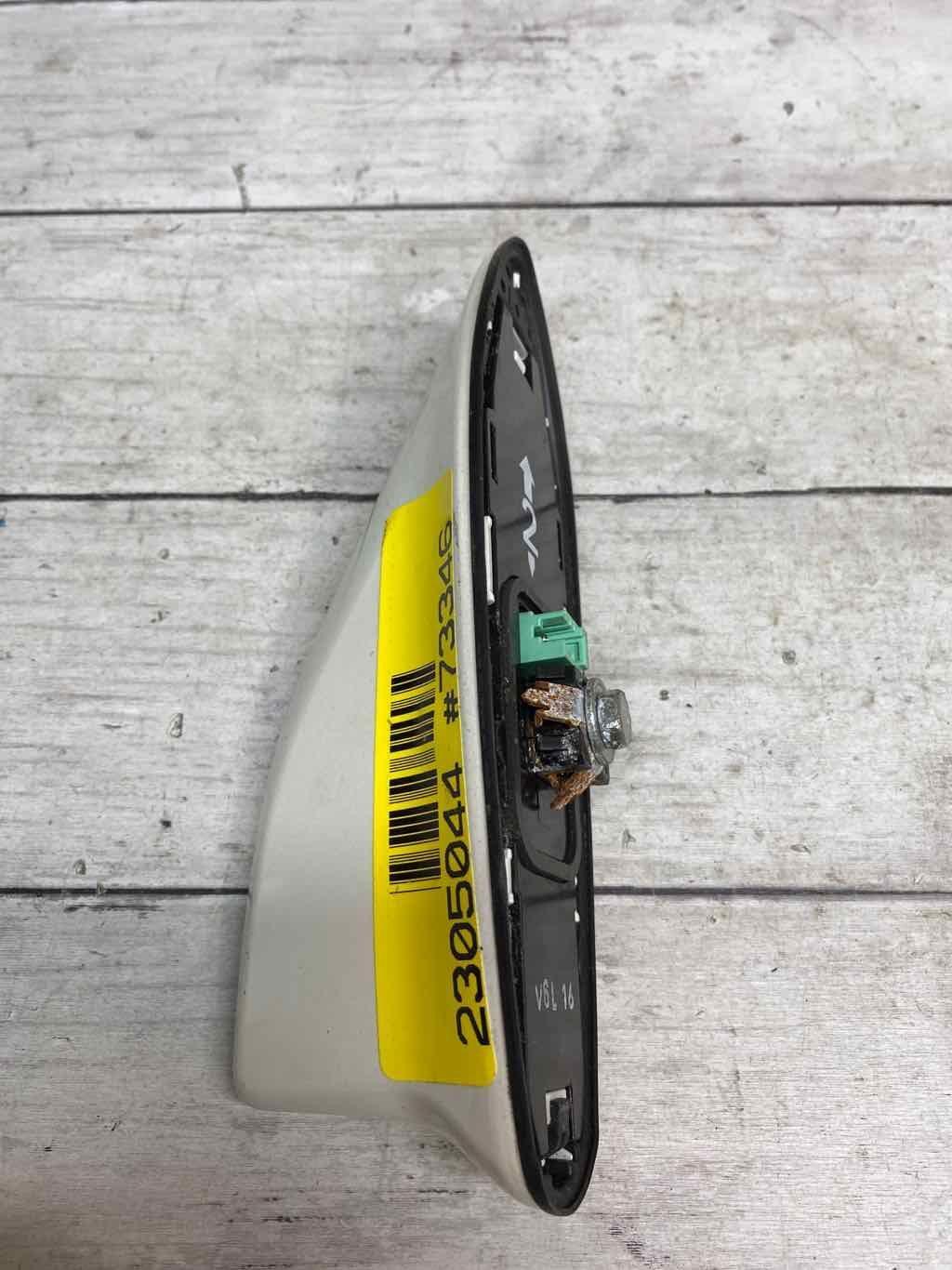 Toyota CHR radio antenna fm 20 22 roof shark fin white paint code 070 ...