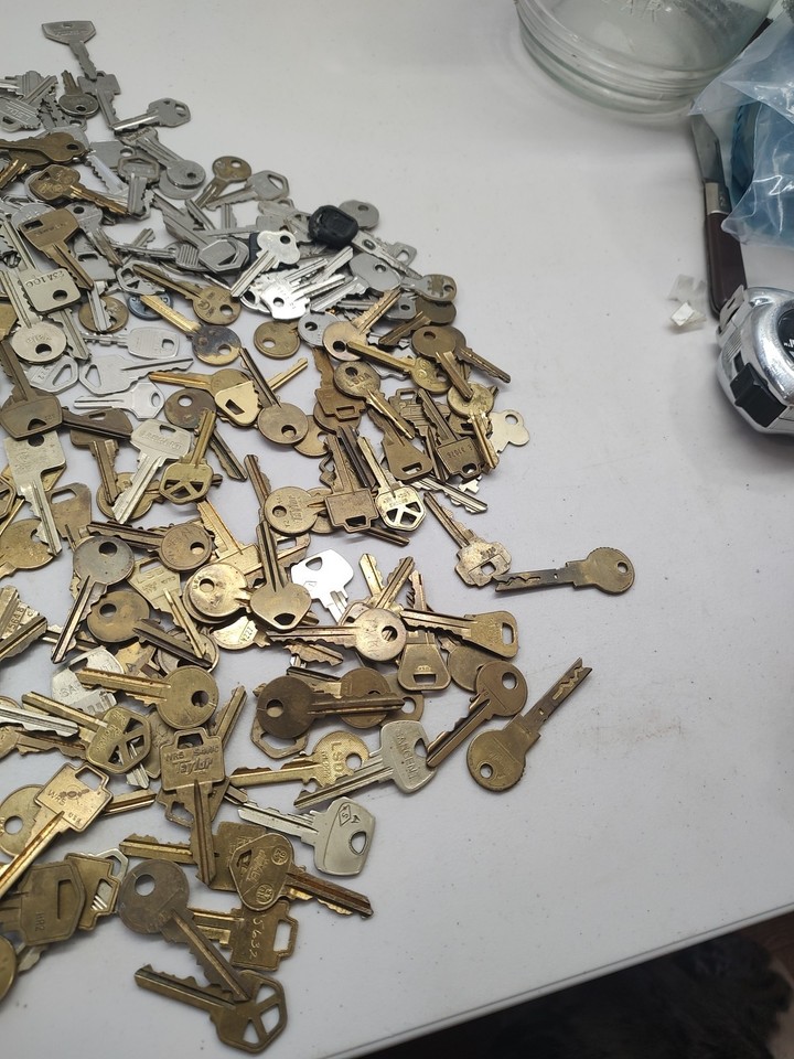 Giant Vintage Key Lot Car Yale Wide Variety 7 lbs Brass Crafting 355 ...