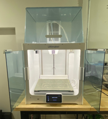 Ultimaker S5 3D Printer w/ Air Manager, 4 extra print cores, & ~20kg ...