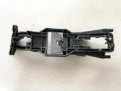 04-10 MERCEDES-BENZ CLS500 C219 ~ LEFT FRONT DOOR HANDLE BRACKET ...